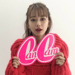 CanCam2月号『あか抜けてるあの人の自分らしいムードのつくりかた』企画では、今話題のあの人の自分らしさにフィーチャー！ . トップバッターは、女優の山本舞香 - MAGMOE