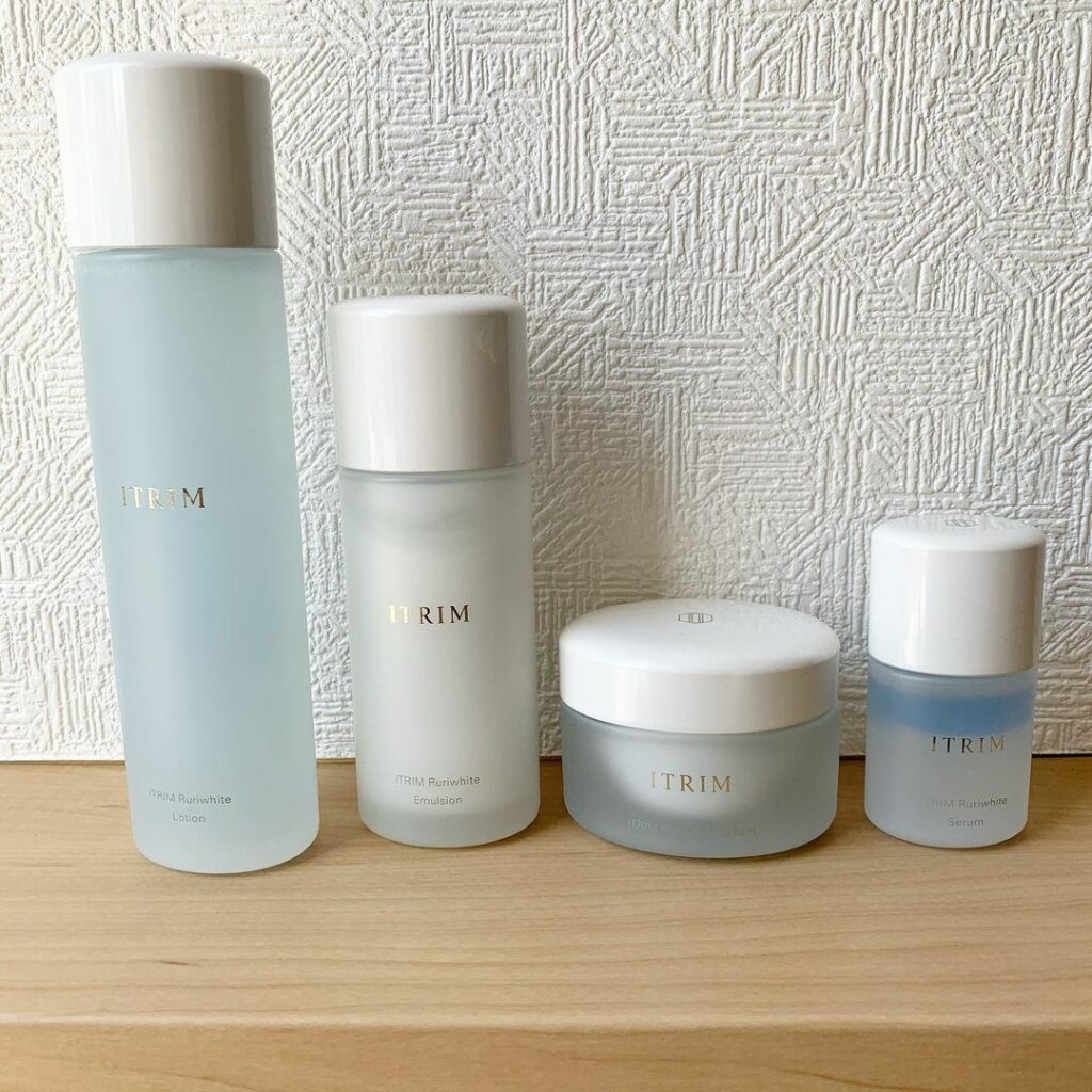 大人の肌のためのコスメとして誕生した「ITRIM（イトリン）」から、くすみ・シミを改善する美白ライン「ルリホワイト」が誕生します﻿ ﻿ くすみ・シミを改善するた - MAGMOE