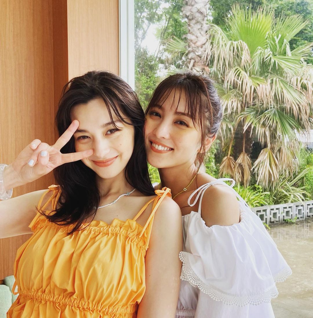 今日はCanCam9月号発売日です！ . 恋&あやみのカバーガールの2人のコメント動画は、2枚目をswipeしてね！ . 今月の特集は「お金の使いどころ、抜きど - MAGMOE