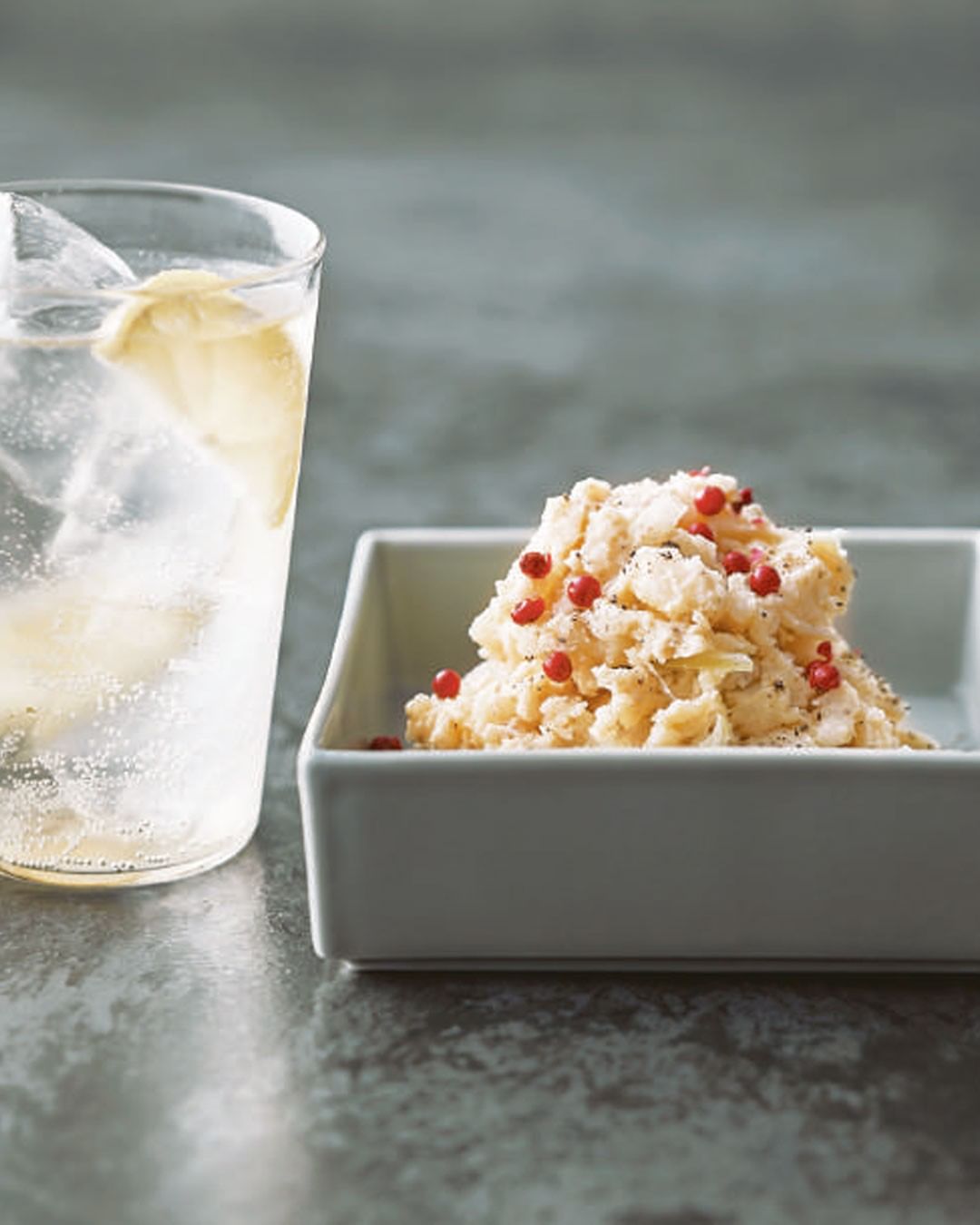 夏の暑い日、飲みたいのはシュワシュワのサワー、もしくはキリリと冷えた日本酒? ・ 発売中の『エル・グルメ』9月号では、「お酒に合わせておつまみ
