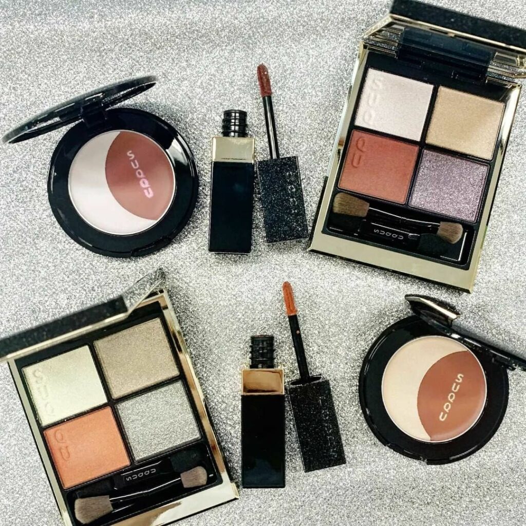 \超速報！ SUQQUの2021クリスマスコフレ＆限定品／ 本日情報解禁したのは、大人気4色アイシャドウの限定色やミニリップが入ったメイクセット「2021 ホリ - MAGMOE