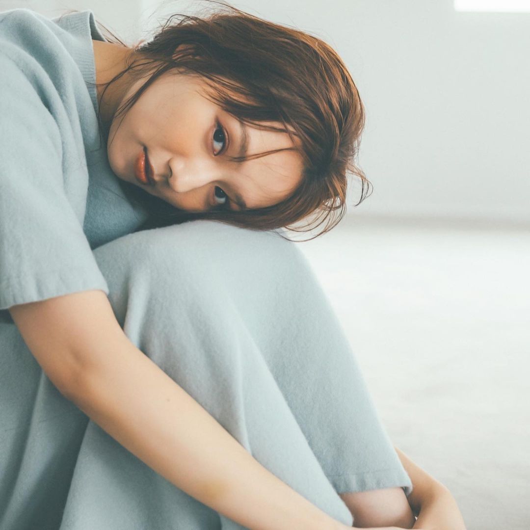 Oggi.jpレギュラーモデル・新内眞衣（乃木坂46）が、これからの季節には欠かせない定番アイテム・ニットのおしゃれな着こなしにチャレンジする短期集中連載がスタ - MAGMOE