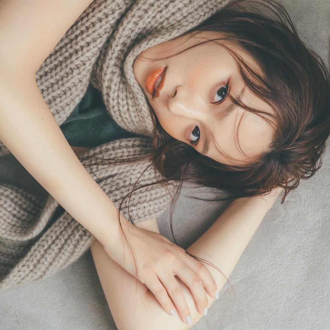 トレンドのニットをOggi.jpのレギュラーモデル新内眞衣（乃木坂46）が紹介する短期集中連載も今回で最終回。ラストは定番ニットが新鮮に見える着こなし方、ニット - MAGMOE