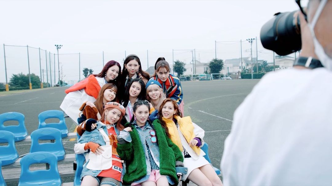 NiziU×MEN'S NON-NOスペシャルメイキングムービー公開！ 9人揃っての表紙の撮影風景をはじめ、メンズ服をMIXしたコーデで登場する10Pの特集の - MAGMOE