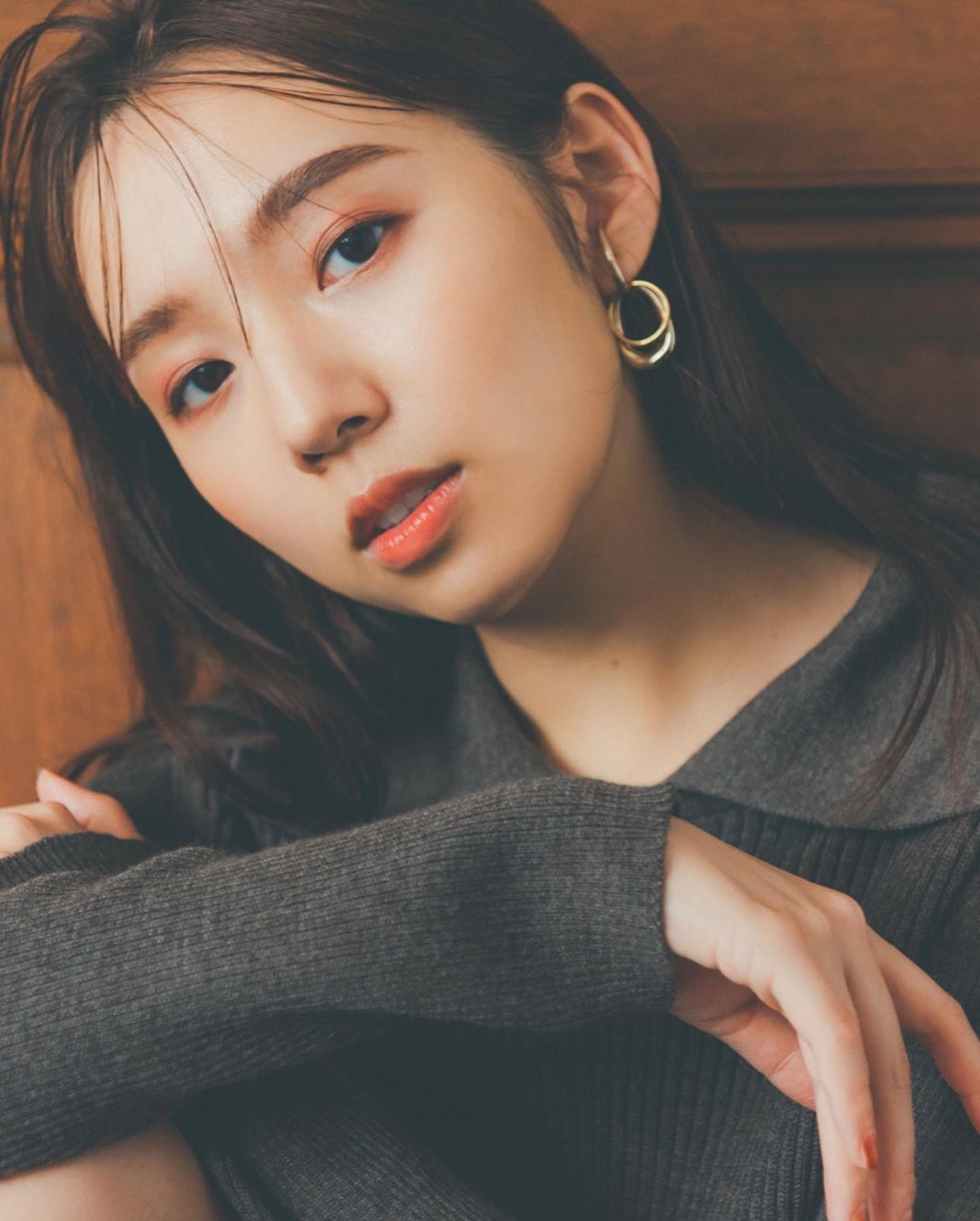 Oggi.jpレギュラーモデル・新内眞衣（乃木坂46）が、ミニボトムを使った大人っぽいバランスを探る短期連載。最終回はアウターとのバランスについて！きれいめ派で - MAGMOE