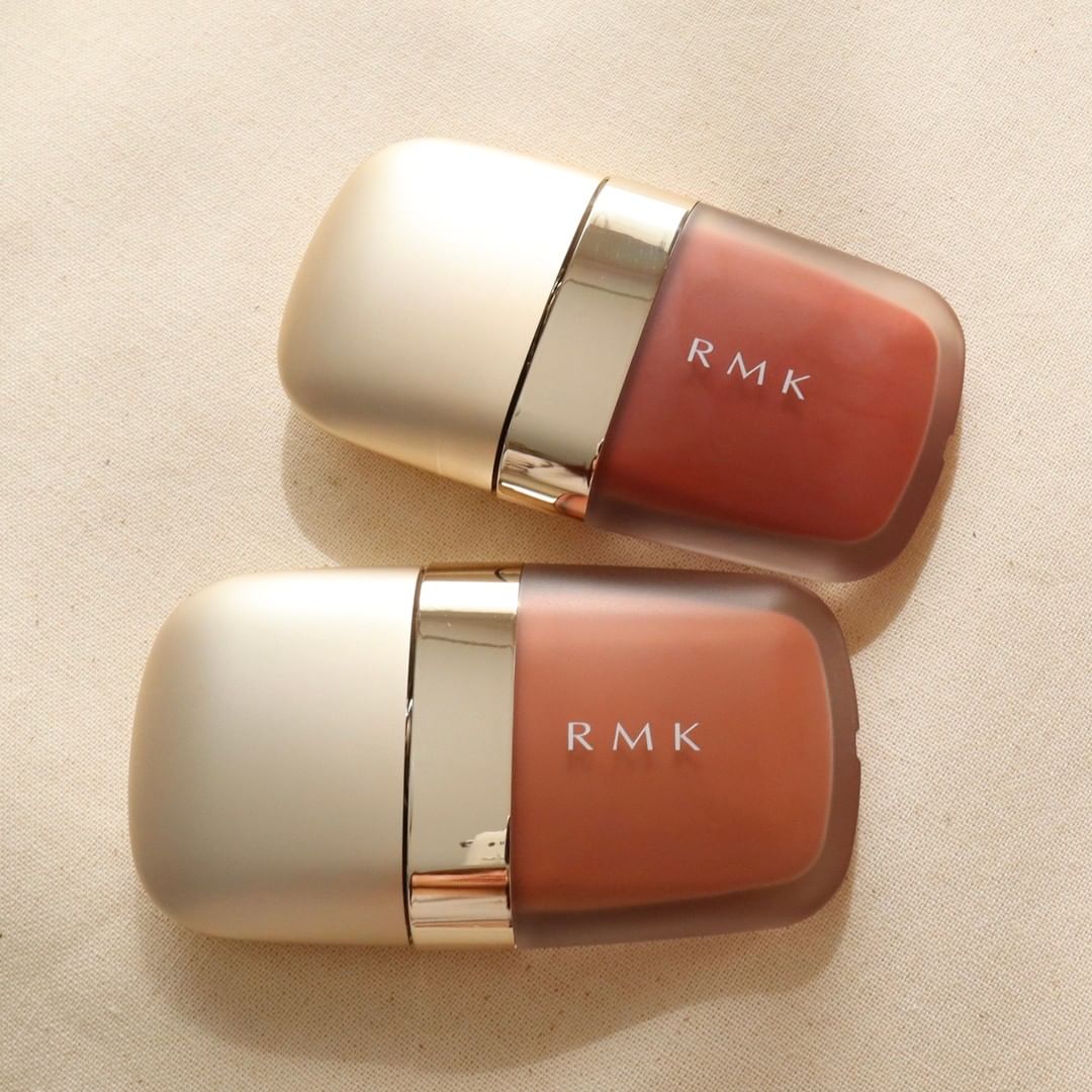\RMKのサマーコレクション2022情報を全色スウォッチとともにお届け／ 今年の3月にブランド誕生25周年を迎えたRMK。 今回のサマーコレクションのテーマは - MAGMOE