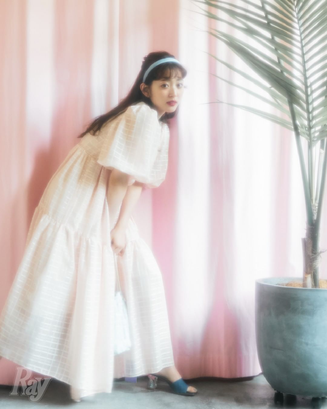 ロマンティックなドレスに身を包んだ愛理 女のコらしさとセクシーが共存していてかわいい! 明日、22日水曜発売の Ray8月号 に載っています