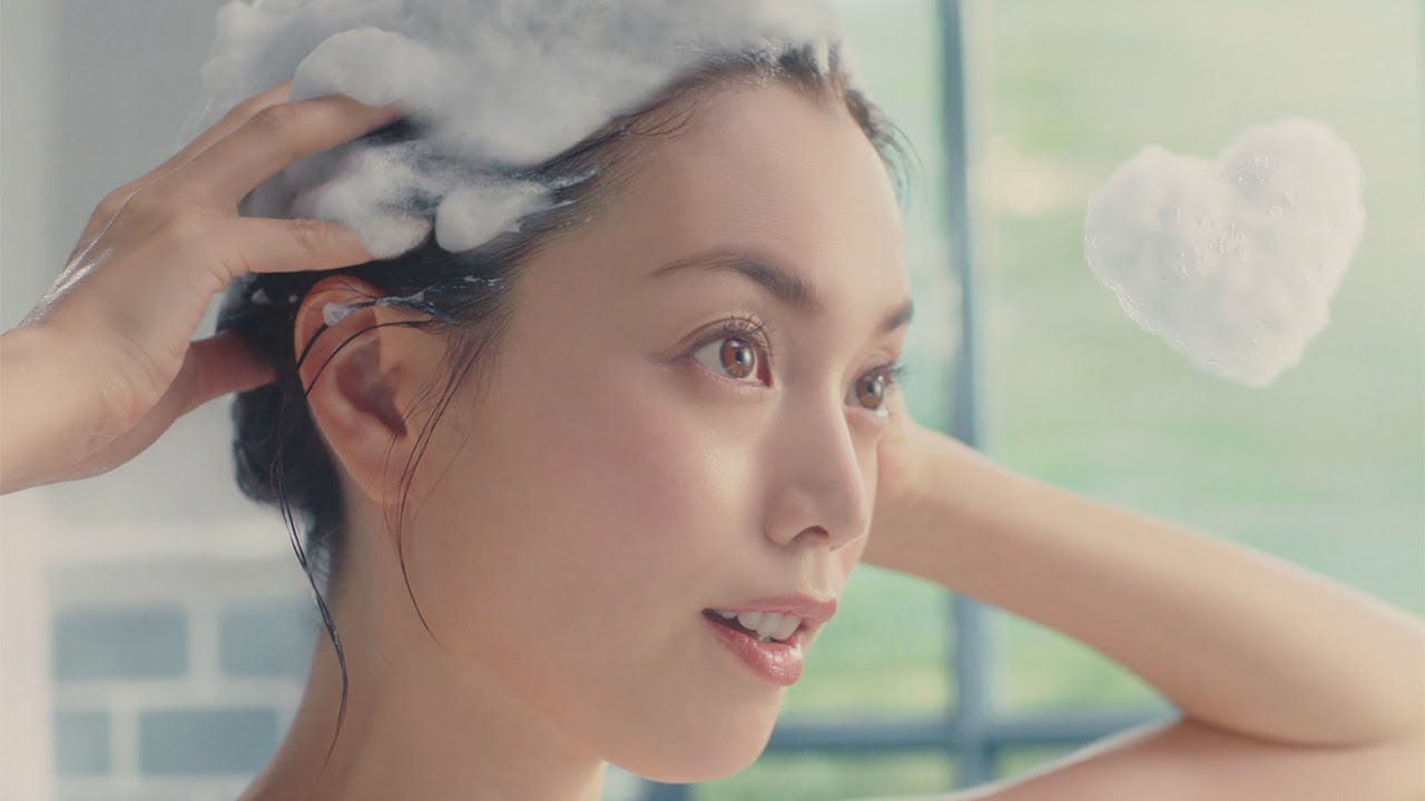 蛯原友里、夢のようなバスタイム ふわふわ泡で宙に浮く？ 「h&s」新CM「地肌に愛をこめて」編 - MAGMOE