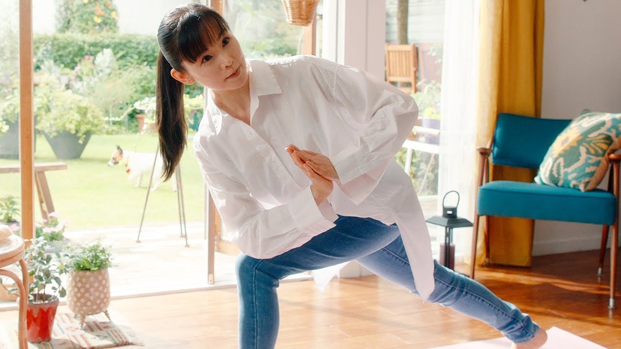 小西真奈美、ヨガ中に突然2人のIKKOが乱入!? サン・クロレラA新CM「両方をIKKOに」編＆メーキング - MAGMOE