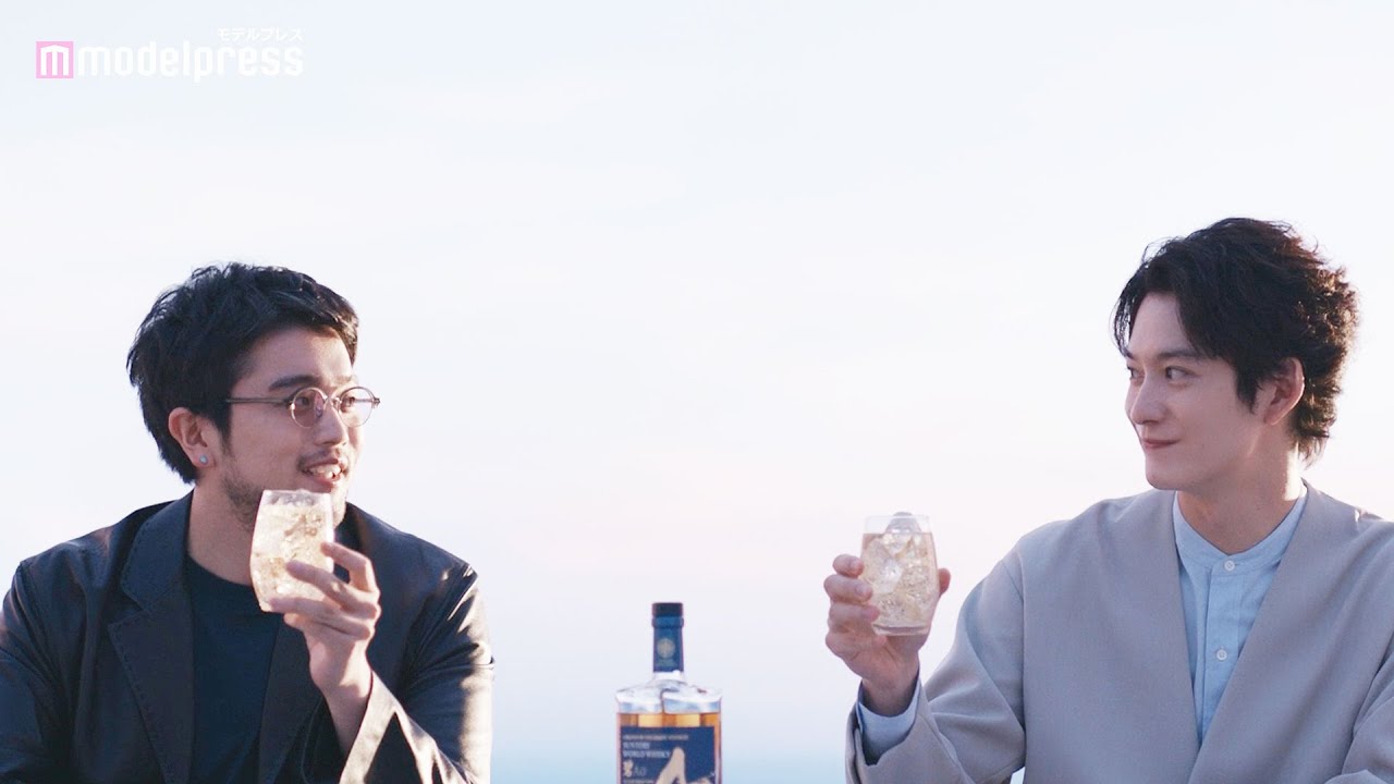 King Gnu井口理＆岡田将生、CM初共演で乾杯！あまりの美味しさに思わず感嘆！SUNTORY WORLD WHISKY「碧 Ao」新 CM - MAGMOE