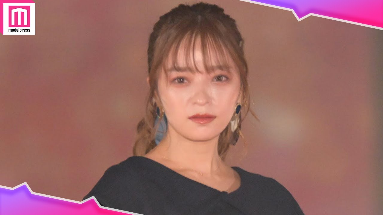 ヘラヘラ三銃士さおりん、美デコルテ際立つ黒ニットで悩殺💓【Rakuten GirlsAward 2022 A/W】 - MAGMOE