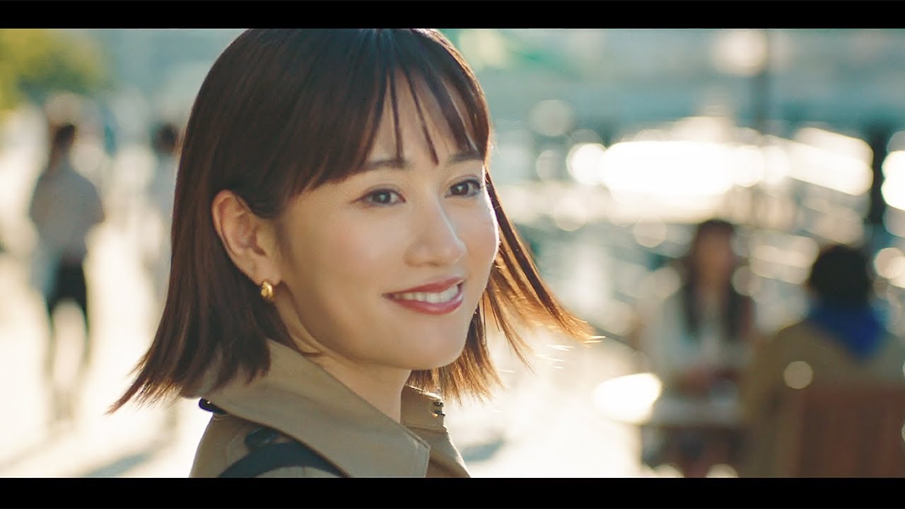 前田敦子、美脚チラリ！ブーツ履いて軽やかに街中歩く ABC-MART新ウェブCM「待ち合わせ篇」 - MAGMOE