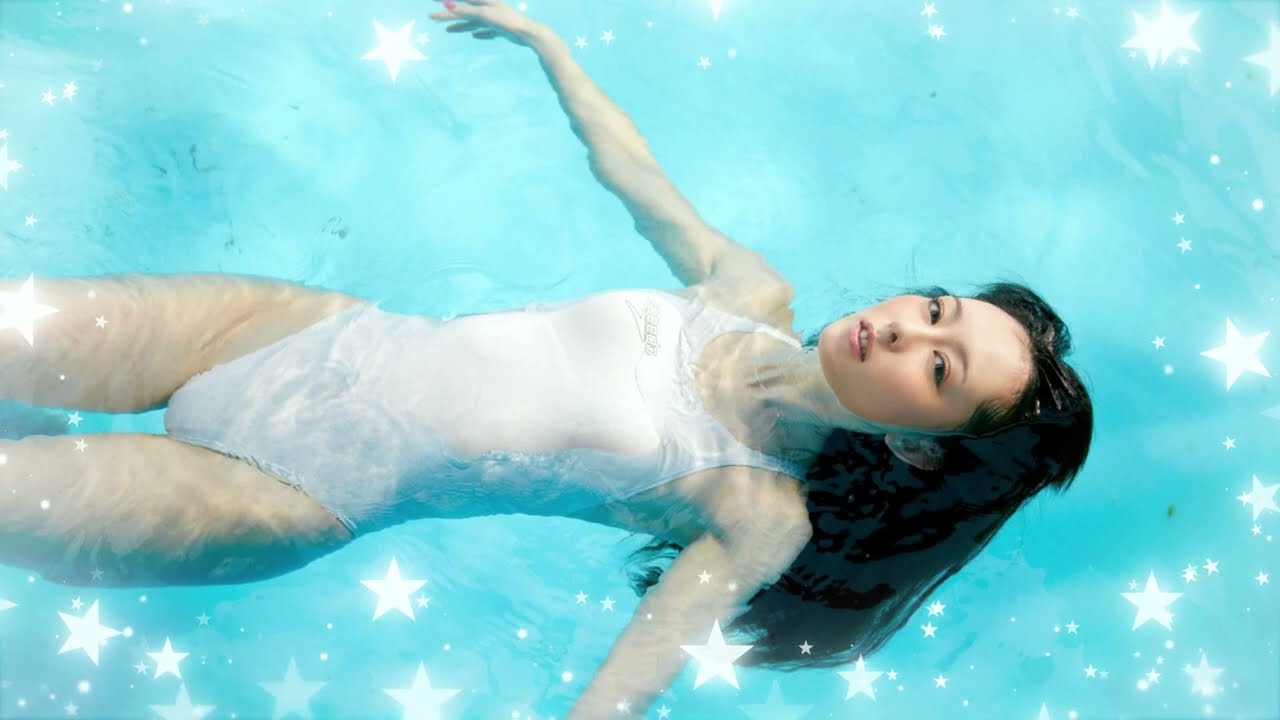 秋山莉奈 / Love is a Many - MAGMOE