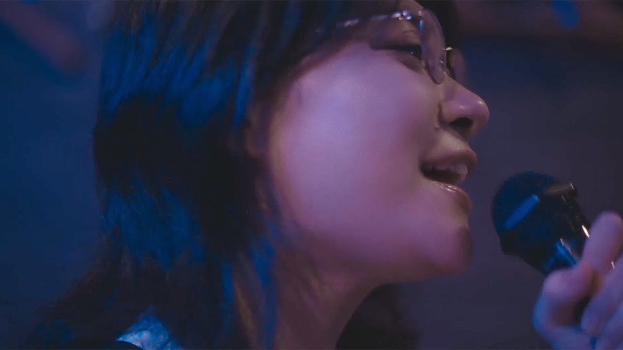 三浦透子、カラオケで熱唱 岡崎体育も出演 SMBCグループ新CM「カラフルな人びと。広田千草／山中翼」編 - MAGMOE