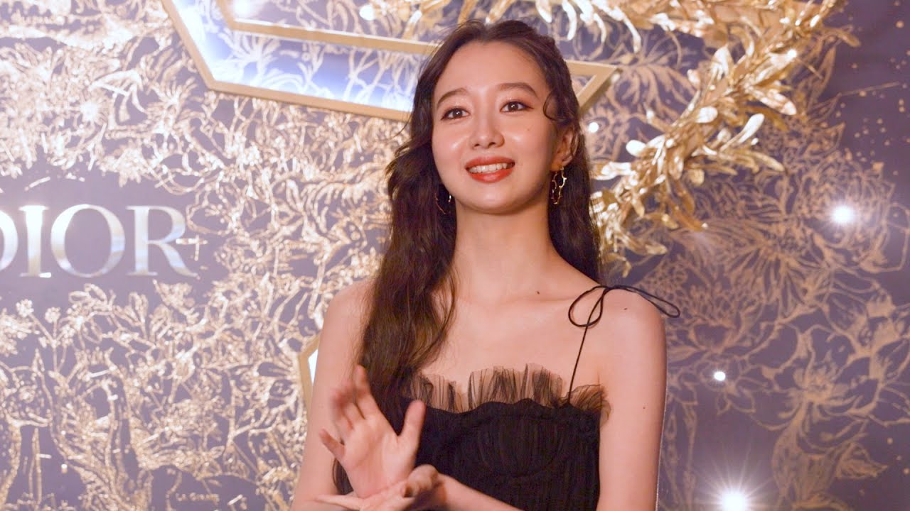 木村拓哉＆工藤静香の長女・Cocomi、美デコルテあらわなドレス姿披露 『ディオール「アトリエ オブ ドリームズ」』プレビュー - MAGMOE