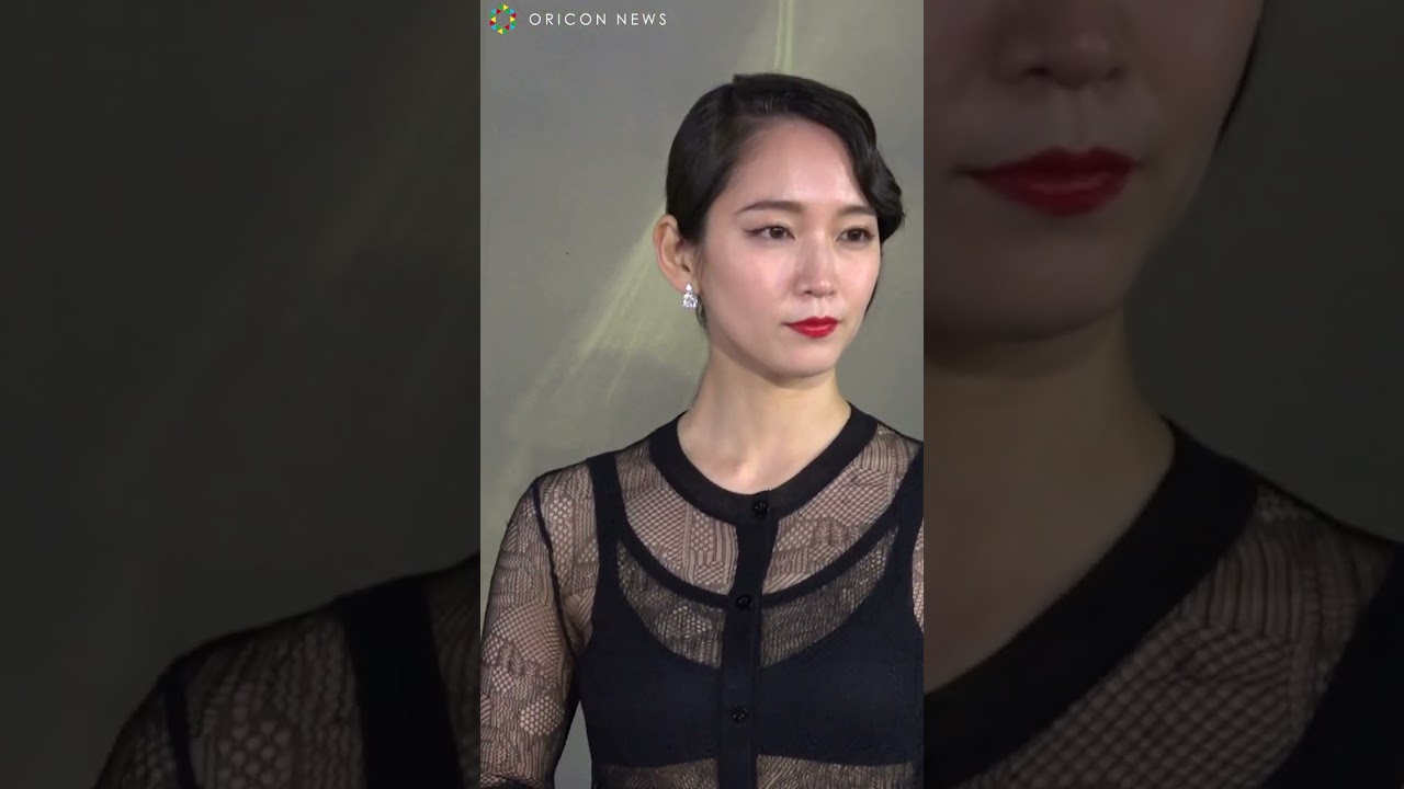 吉岡里帆、赤いスカートで華やかに #shorts - MAGMOE