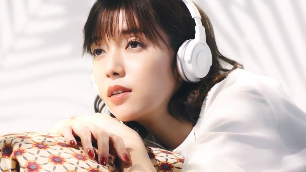 佐藤栞里、ソファでまどろみの表情… 玉木宏と「GLOBAL WORK」イメージムービーに - MAGMOE