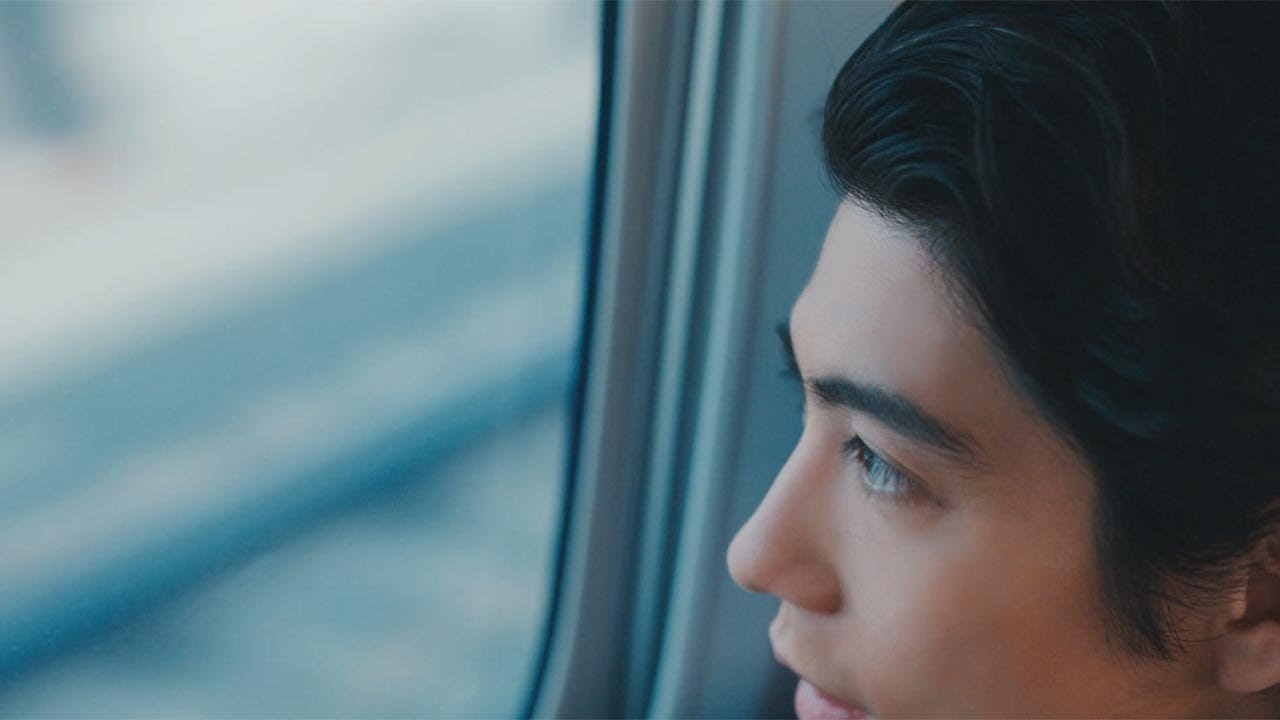 賀来賢人、新幹線に乗り出張 UA×岩崎太整のCM曲を口ずさむ JR東海新CM「会いにいく、が今日を変えていく。」 - MAGMOE