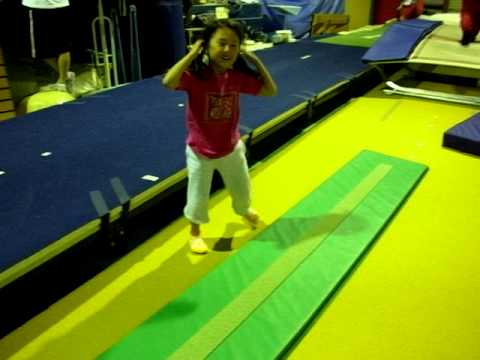 あんりちゃんの側転1 2010/11/13 - MAGMOE