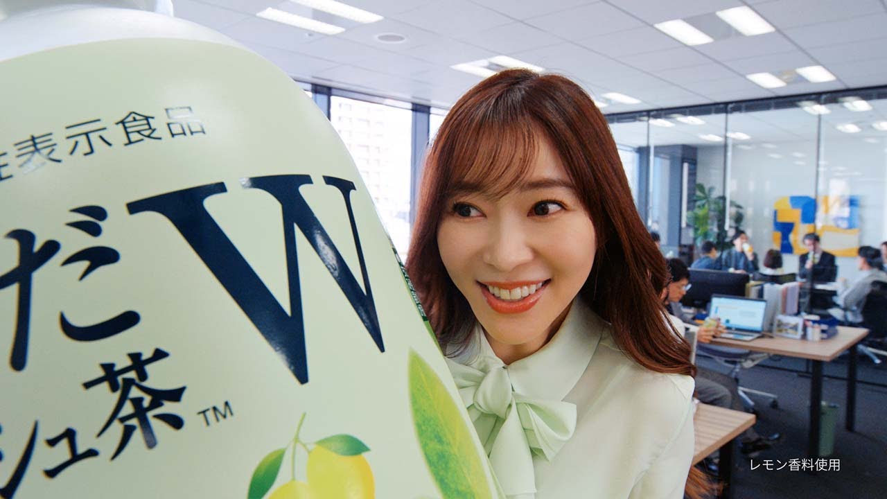 指原莉乃、巨大ボトルを持ってオフィスに差し入れ！ 「からだリフレッシュ茶W」新CM - MAGMOE