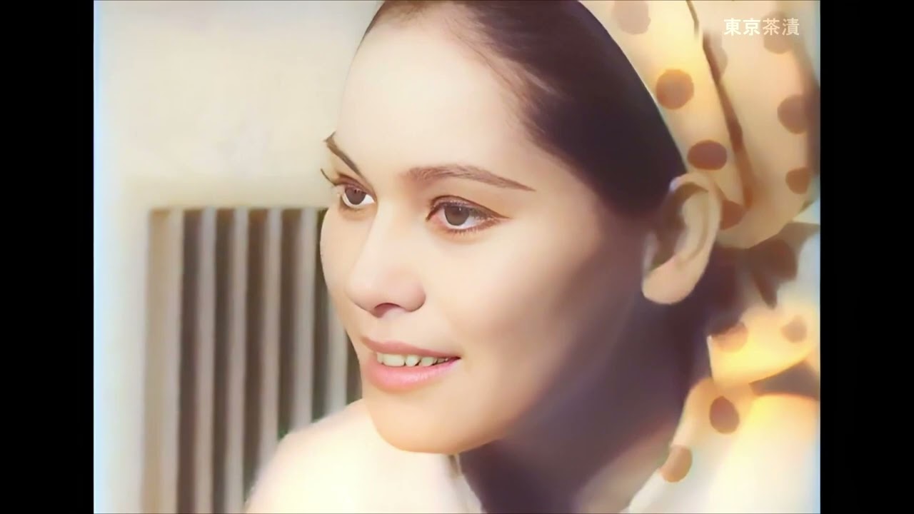 1967年 デヴィ夫人、スカルノ大統領との間に生まれた娘を抱きかかえる / 昭和 - AIカラー化DeOldify＆CodeFormerによる顔高解像度化（無音） - MAGMOE