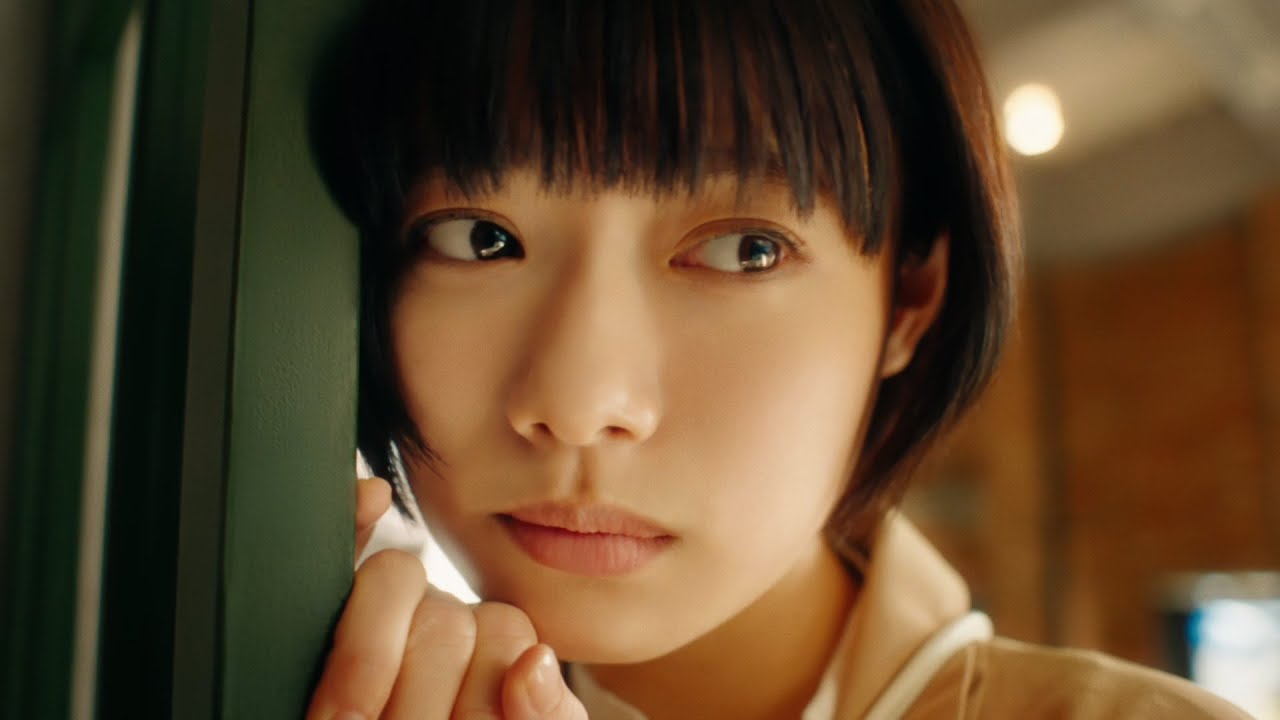 杉咲花、“食べたい”を我慢した可愛すぎる表情にスタッフもメロメロ！？ ロッテ「ZERO」新TVCM『美味しいトコどりゼロ』篇 - MAGMOE