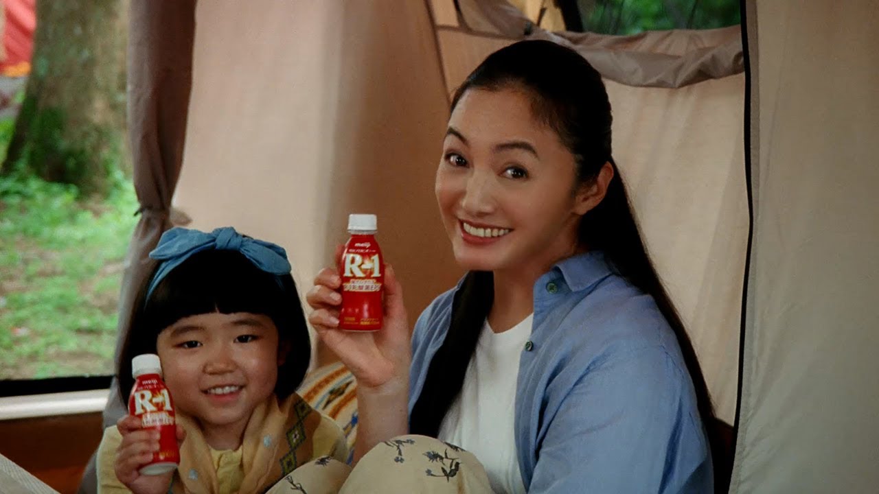 仲間由紀恵、子役・永尾柚乃と親子役で初共演 家族仲良くキャンプへ 「明治プロビオヨーグルトR-1」新CM - MAGMOE