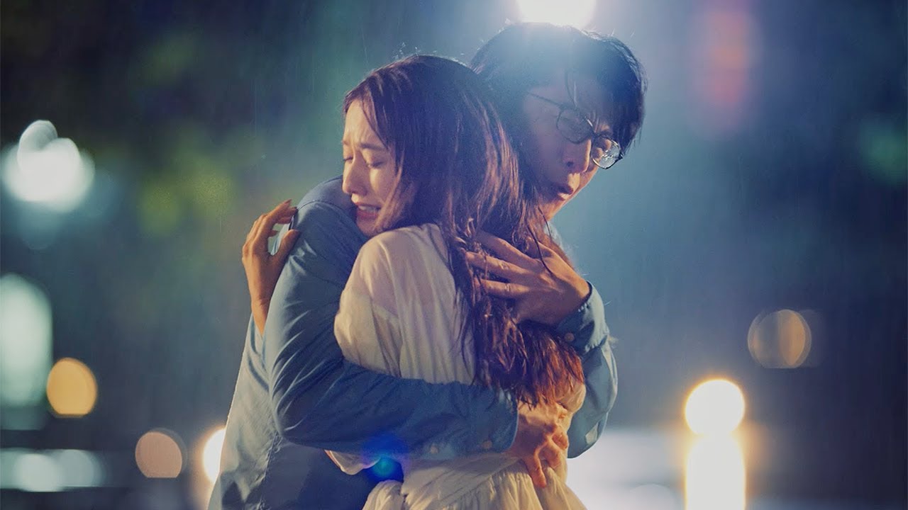 及川光博、谷まりあと熱烈ハグ！ 2人が“恋⼈役”熱演 「SOKUYAKU」新CM - MAGMOE