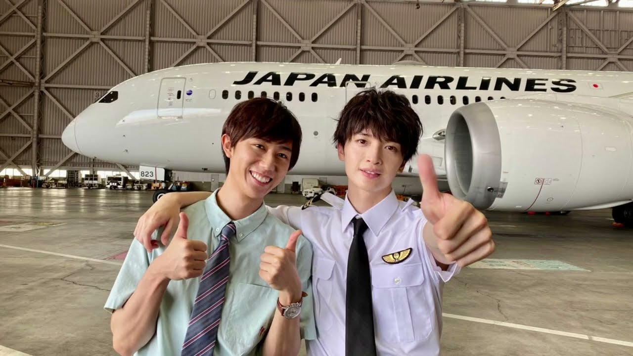Snow Man阿部亮平＆ROLAND、JALの立ち入り禁止エリアに潜入! 機内アナウンスにも挑戦 - MAGMOE