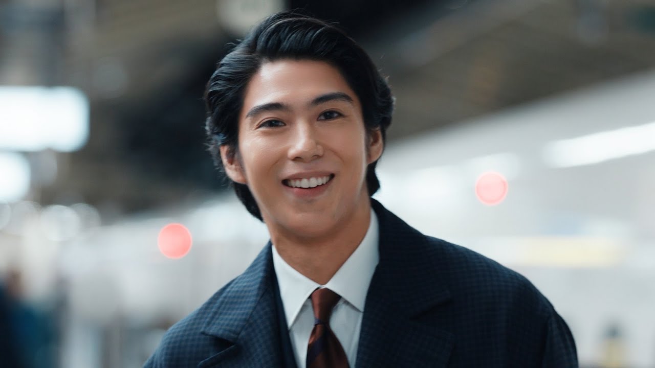 賀来賢人、“会いたい”人に見せる優しい表情 UAのテーマソングも流れるJR東海新CM『すべての会いたい人へ』篇 - MAGMOE