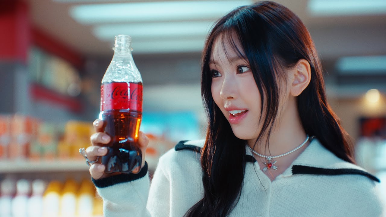 NewJeans、「コカ･コーラ ゼロ」新CM出演 コラボ楽曲「Zero」がCM曲に！ 「コカ･コーラ ゼロ 選ぼう。コークゼロの美味しさを。」編 - MAGMOE