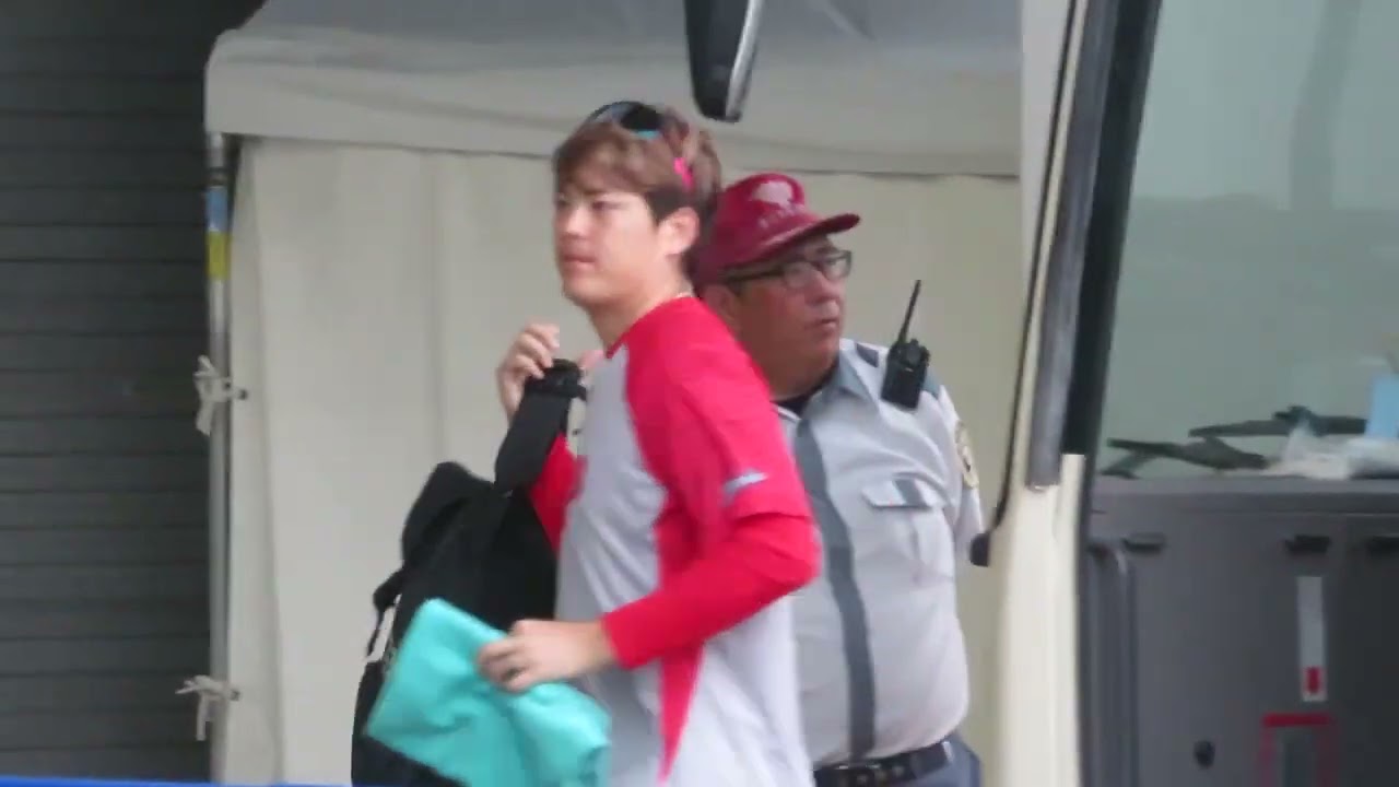 カープ沖縄キャンプ コザ残留選手到着🚌その① 2024.2.25 - MAGMOE