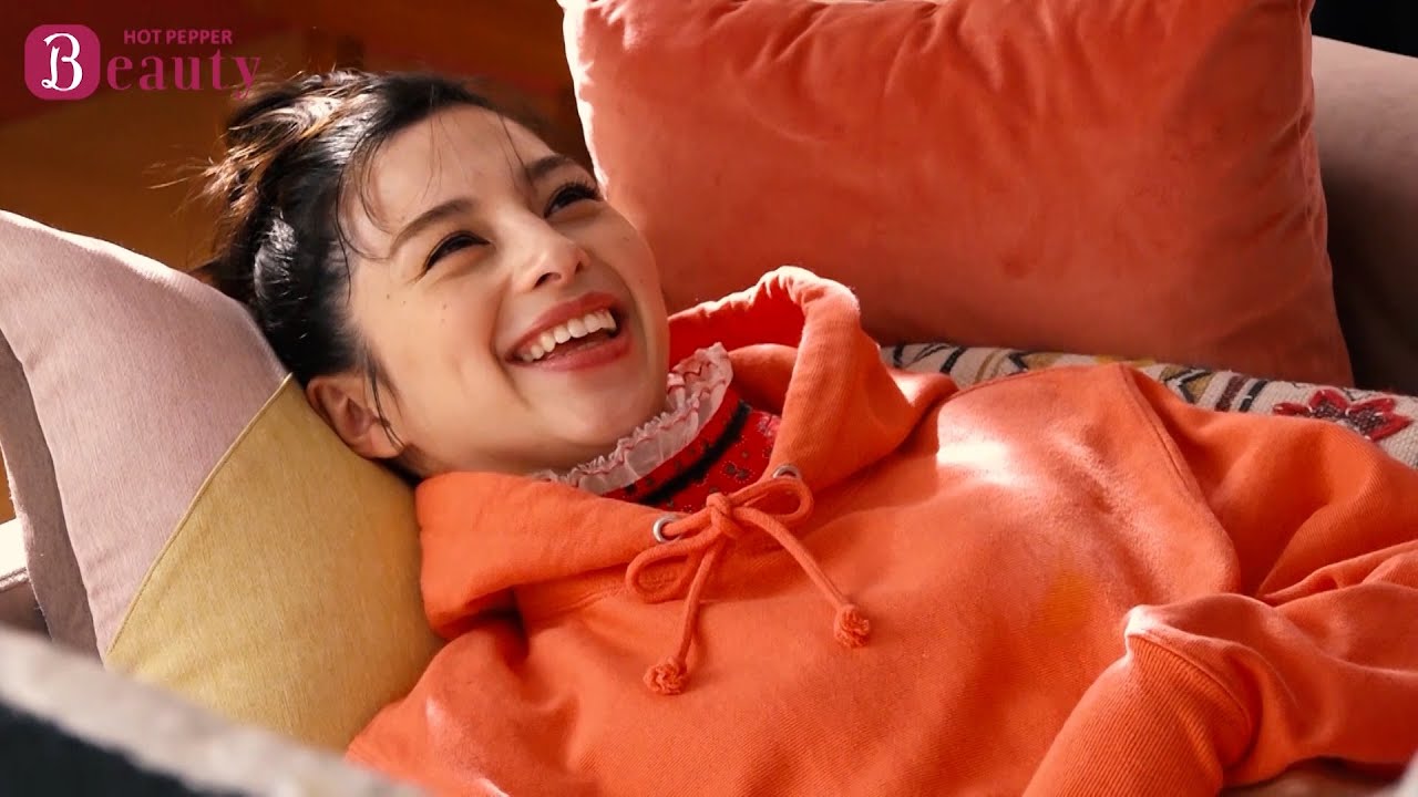 中条あやみ、ソファに寝転ぶ姿もかわいい！LiLiCoは大胆ピンクボブに変身 『ホットペッパービューティー』新TVCM - MAGMOE