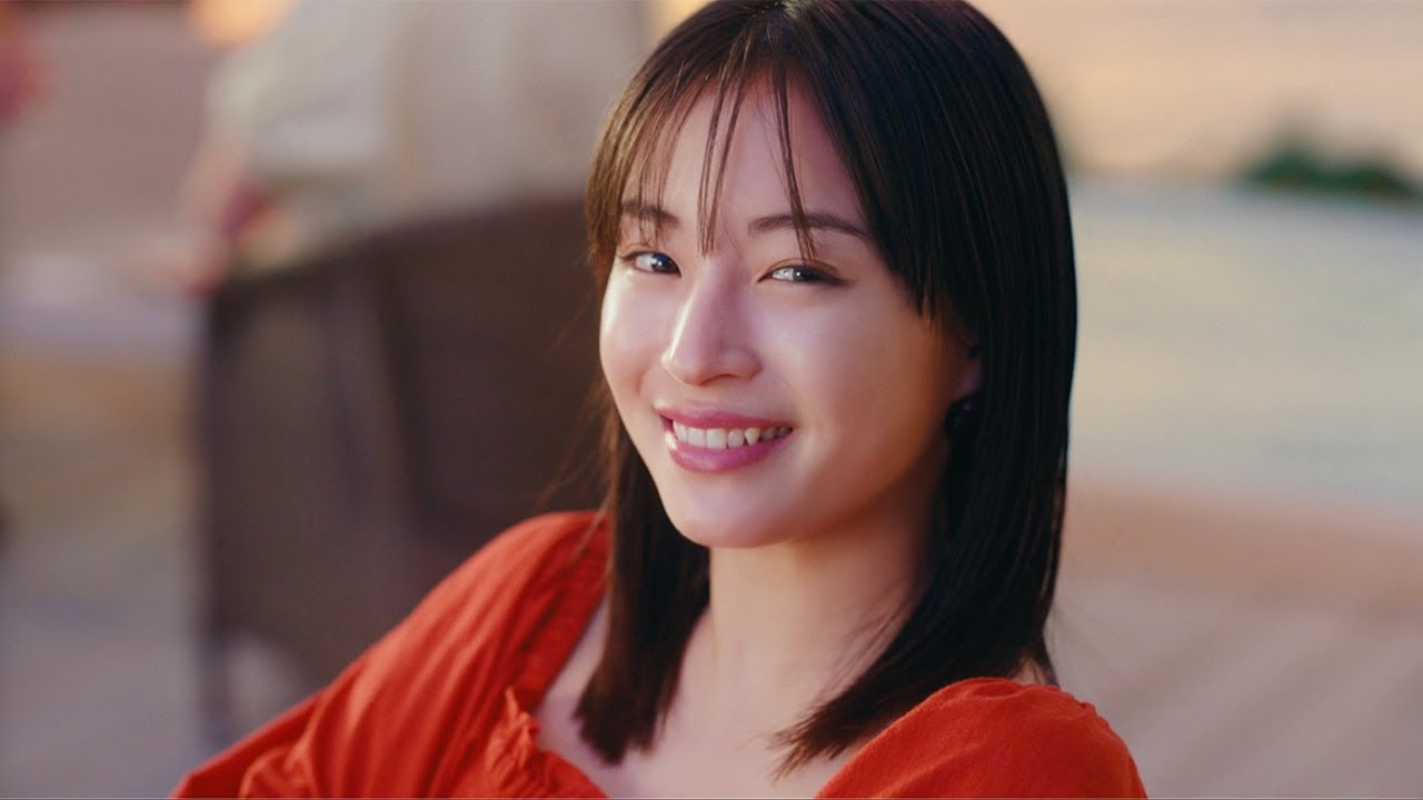 広瀬すず、真っ赤なワンピ姿がキュート！ コミカルに“一人掛け合い”披露 「JALマイルライフ」新CM - MAGMOE