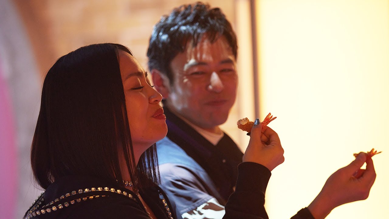 妻夫木聡、RIEHATAと共演 一緒に“おつまみ”ぱくり サッポロ生ビール黒ラベルCM「大人エレベーター」シリーズ第44弾 - MAGMOE