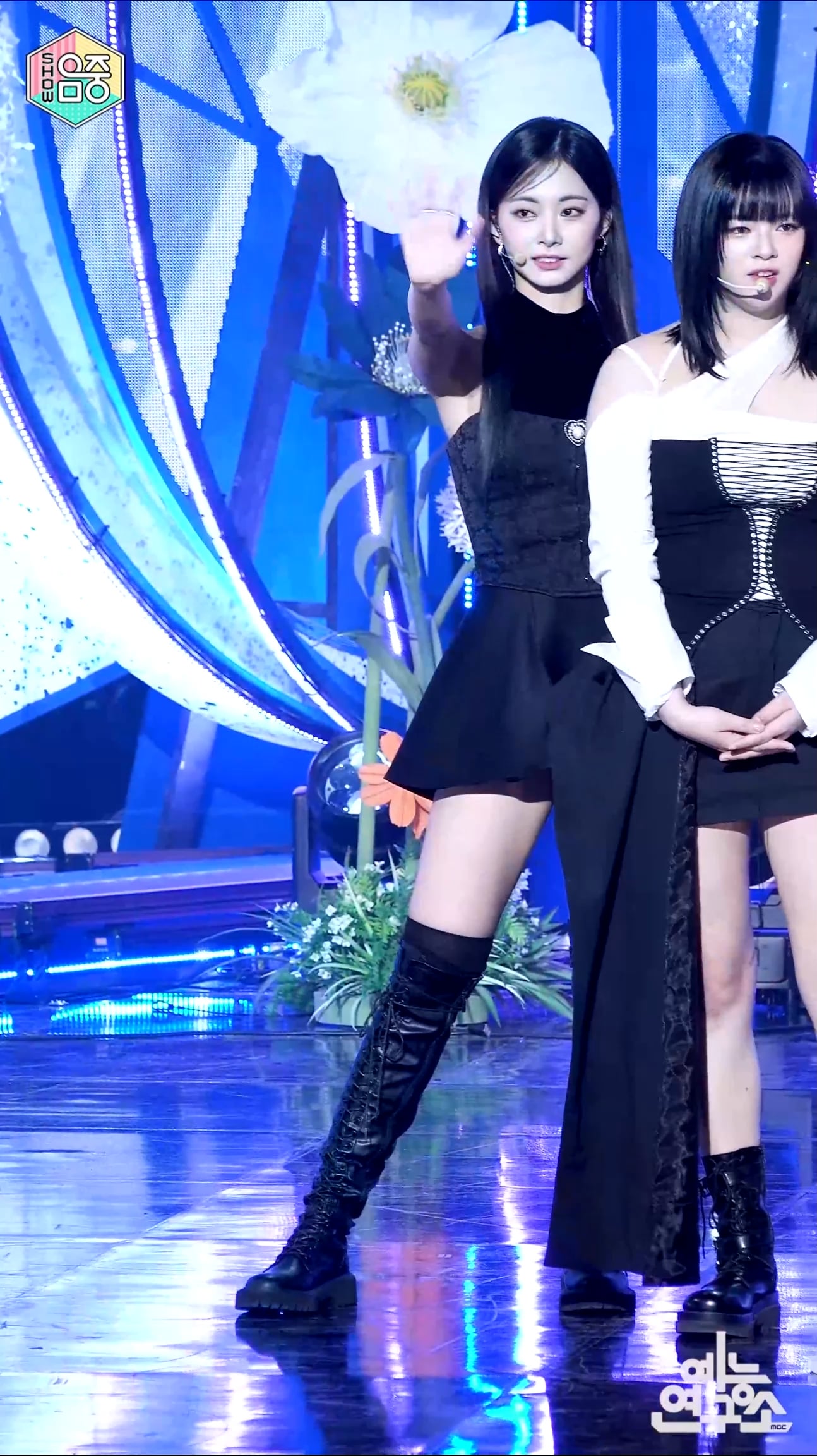 240302 - Tzuyu waving at ONCE - MAGMOE