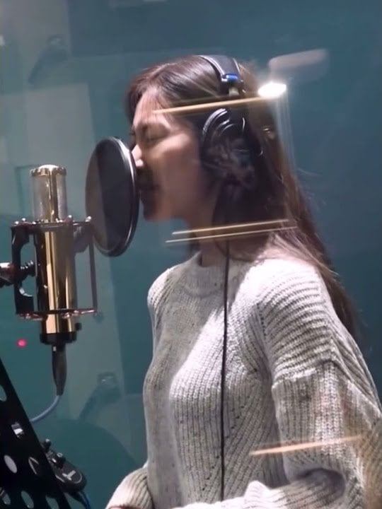 Tzuyu recording 'Me' cover in studio - MAGMOE