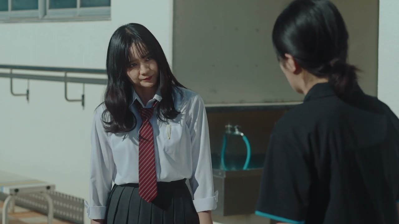 【本編映像】「メイクはダメだって言ってるでしょ！」水のないプールサイドで激しく言い合う JKと教師｜5月3日（金）映画『水深ゼロメートルから』 - MAGMOE