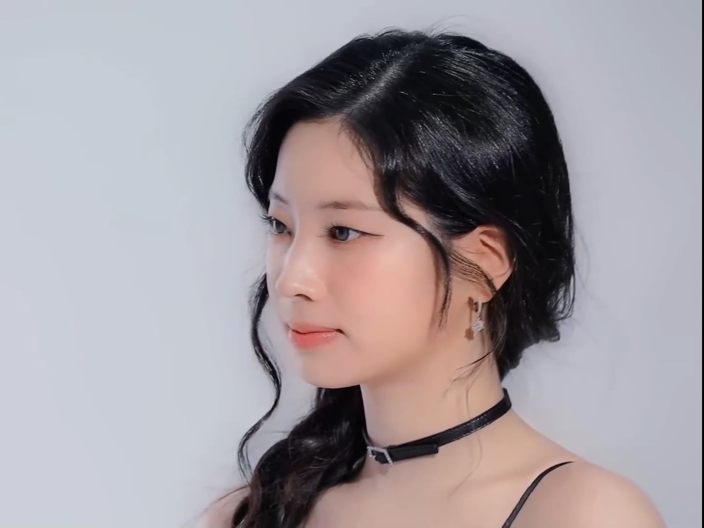 Dahyun's beauty from two angles - MAGMOE