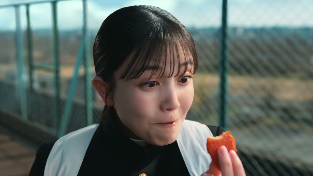 岡田准一、乃木坂46・久保史緒里出演／マクドナルド新CM「スパイシーチキンマックナゲット『応援って意味ありますか？』」篇 30秒 - MAGMOE