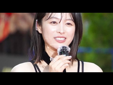 T2- 清野菜名、大胆ドレスで美背中全開 『キングダム』レカペに登場 - MAGMOE