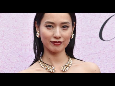 T2- 戸田恵梨香、デコルテ全開の艶やかドレス ハイジュエリーに負けない輝きの美脚もキラリ - MAGMOE