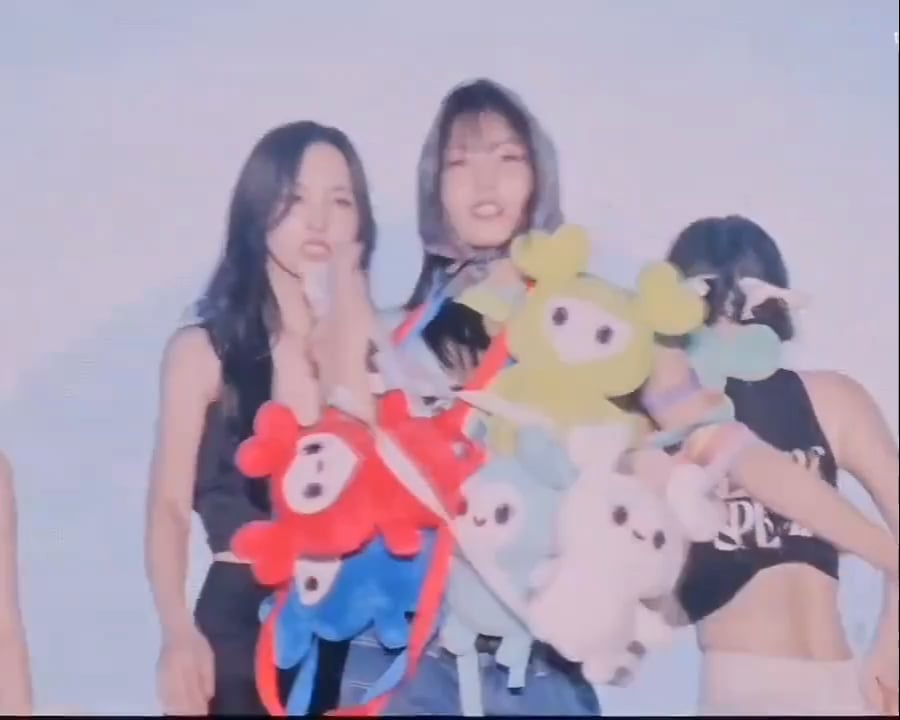 240714 - Momo stole all the members' Laburi bags to wear them - MAGMOE
