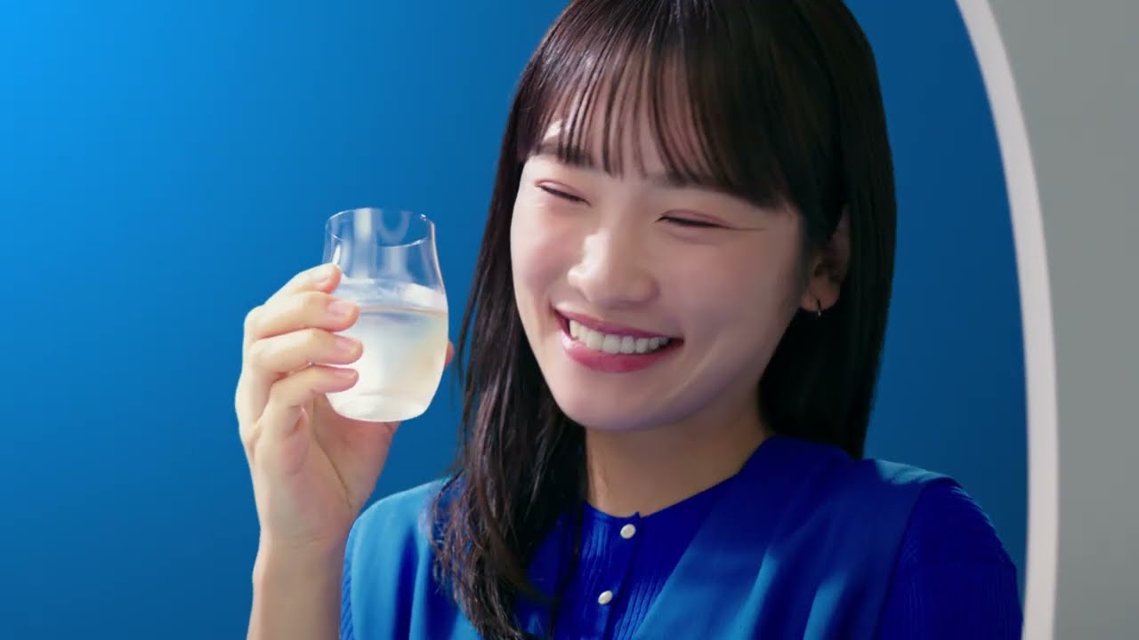 川栄李奈「おっ！すごっ！」アルコール度数5%の日本酒に舌鼓 テレビCM「月桂冠 アルゴ 新登場」編（30秒） - MAGMOE