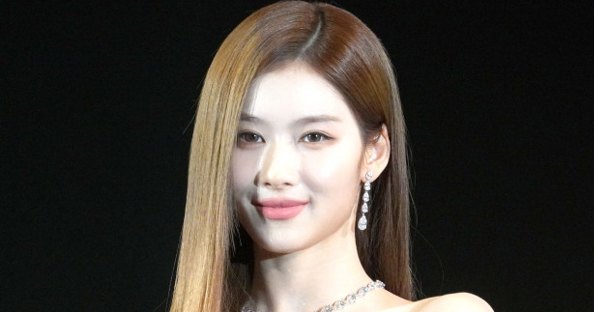 ORICON NEWS：TWICE・SANA、大胆ミニドレスで“圧巻美脚” 抜群プロポーションで魅了「見惚れてしまう美しさ」 | 毎日新聞 - MAGMOE