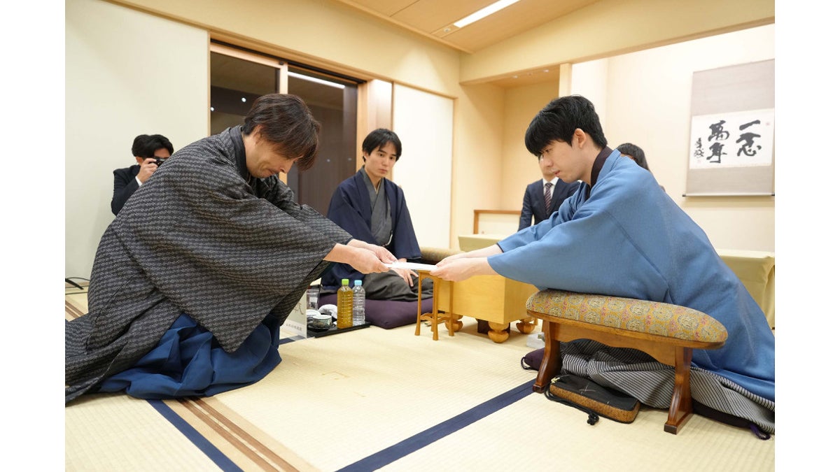 竜王戦第4局、藤井聡太竜王が62手目を封じる…佐々木八段の攻勢に藤井竜王が我慢の展開 - 読売新聞オンライン - MAGMOE