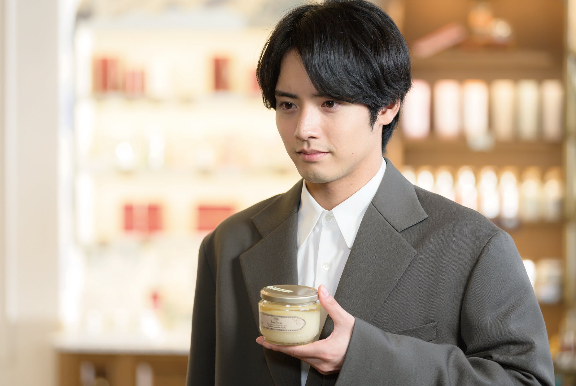 俳優 赤楚衛二さん出演のスペシャルムービー3種を公開。初のショップクルーズやインタビュー、“香りソムリエ”も | 株式会社 SABON Japanのプレスリリース - MAGMOE