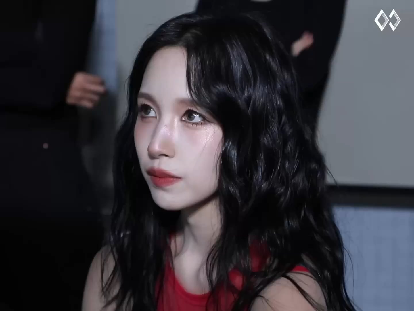 Mina looking so beautiful while monitoring the dance - MAGMOE