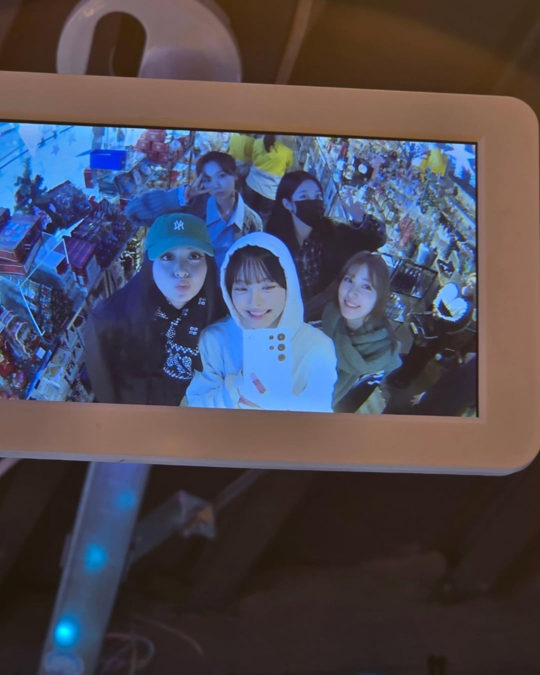 241127 ホ・ユンジンがLE SSERAFIMとインスタグラムを更新 - MAGMOE