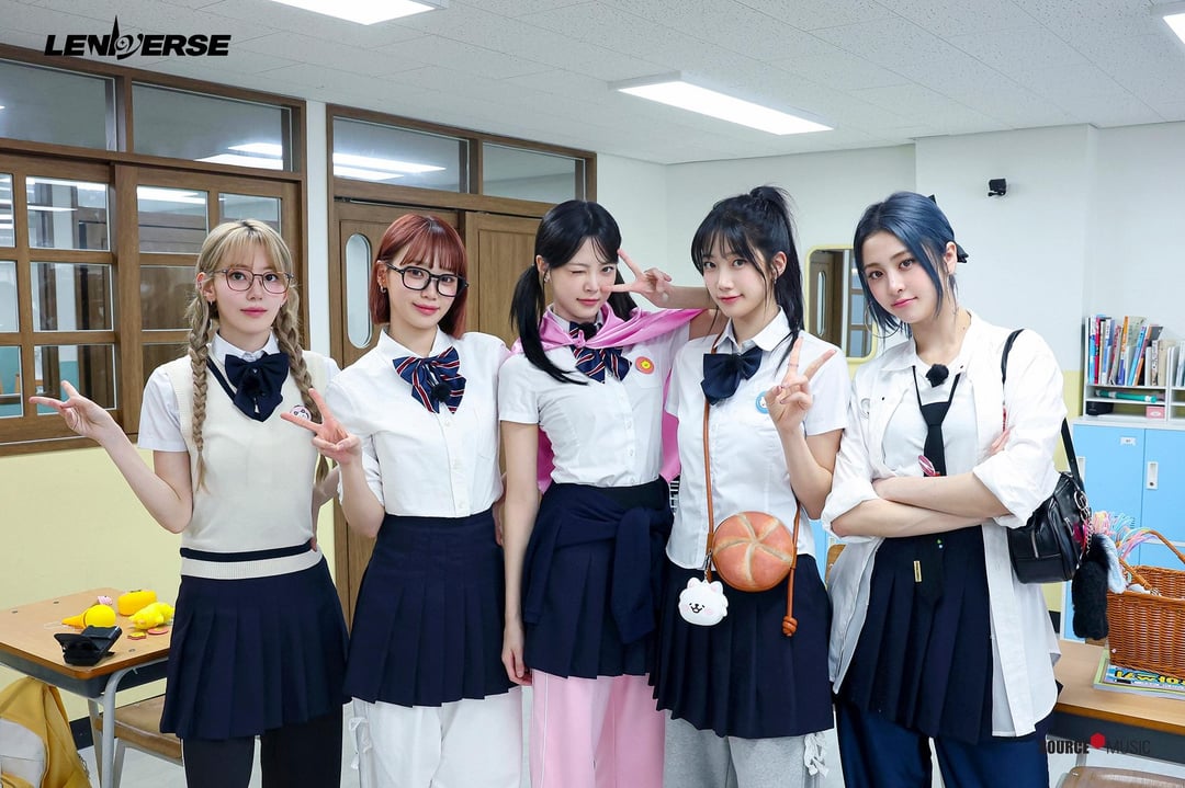 241126 LE SSERAFIM - LENIVERSE 'Fim High School' (写真スケッチ - グループ) - MAGMOE